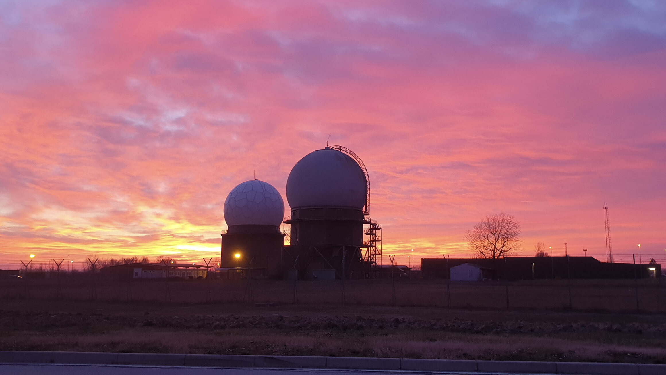 Comandi aerospaziali, bunker e sale controllo: alla scoperta della base ...